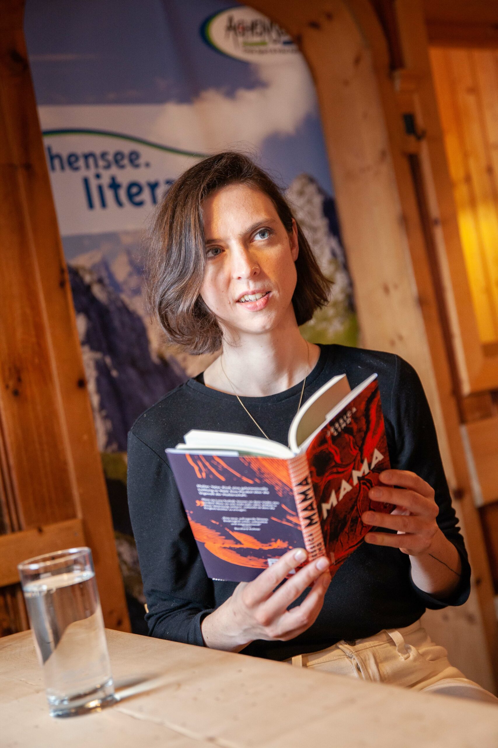 Jessica-Lind-las-im-stimmungsvollen-Ambiente-der-Erfurter-Huette-aus ...