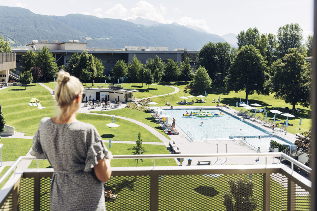 harry's home in Telfs: Balkonaussicht auf das Schwimmbad - Presse.Tirol