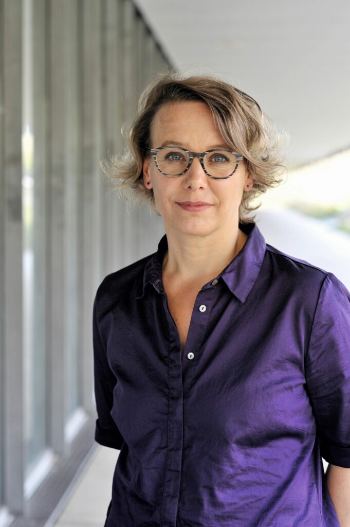 Die deutsche Autorin Sandra Lüpkes liest auf der Erfurter Hütte aus ...