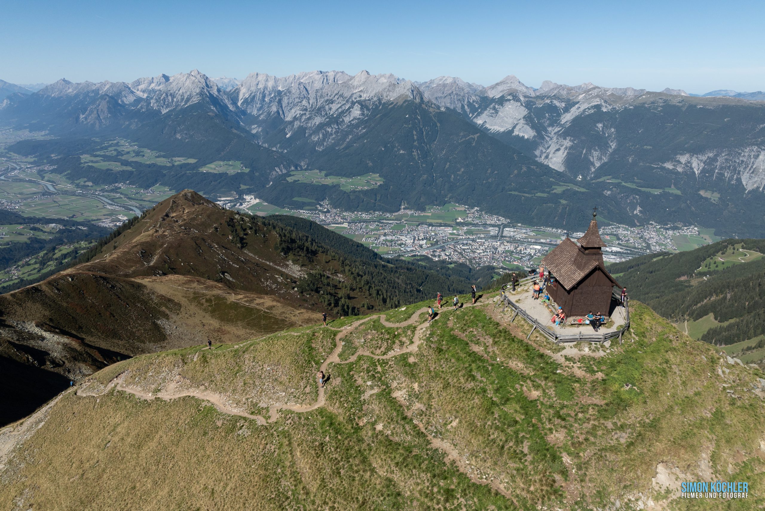 Kellerjochkapelle mit Marathon-Läuferinnen_©Simon Köchler - Presse.Tirol